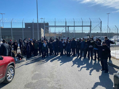 Les agents correctionnels manifestent devant la prison de Sorel-Tracy ...