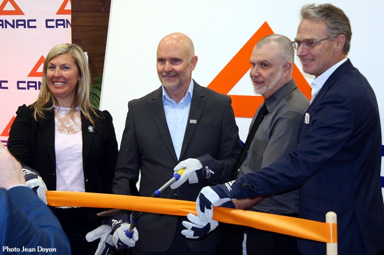 Coupure de ruban de CANAC Contrecoeur avant l'ouverture officielle de ...